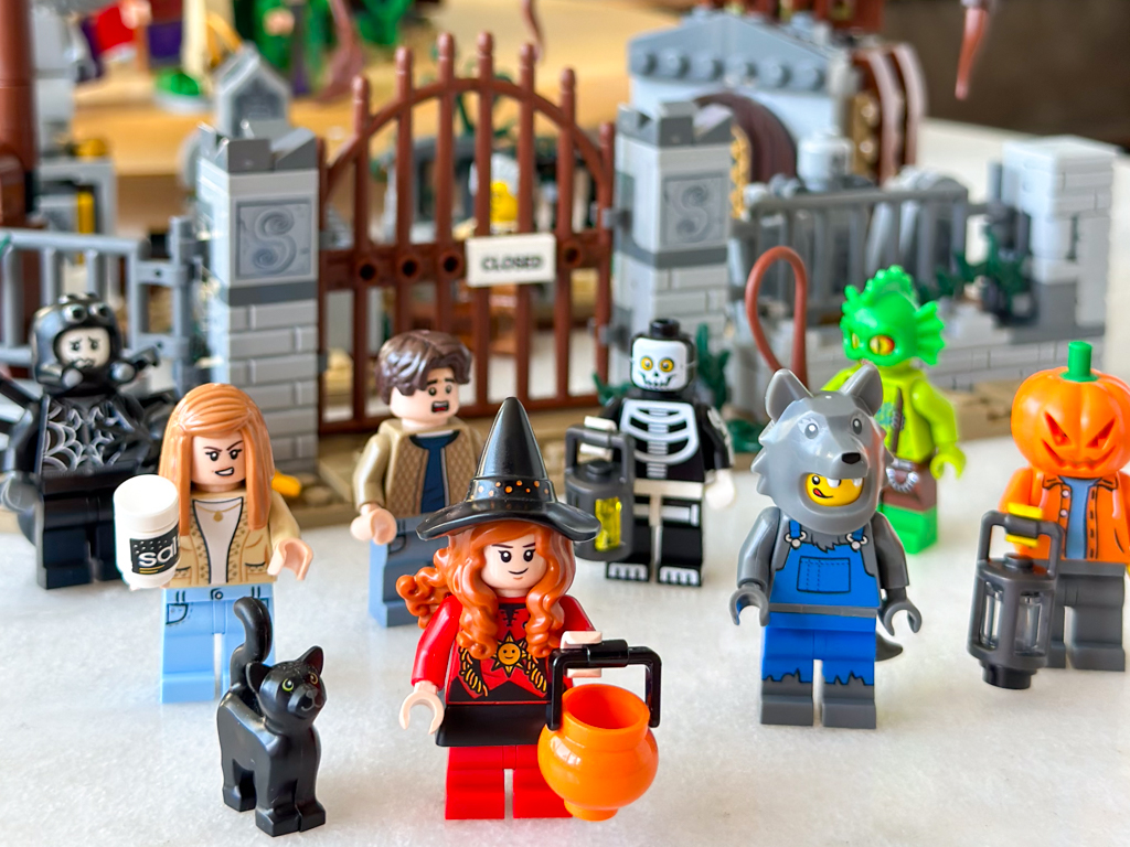 I upgraded LEGO Hocus Pocus Sanderson's Sisters Cottage set #21341 for ...